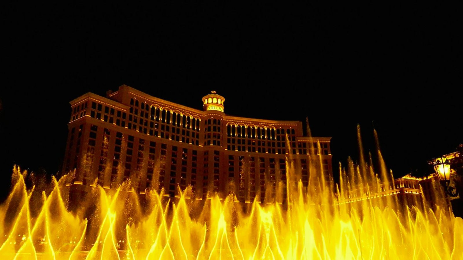 Lake Como Day Trips: Tips, Transport & Must See Spots - explorersaway